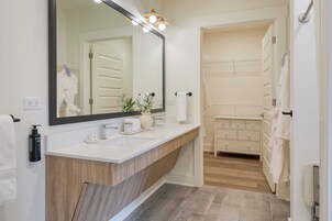 Suíte, 2 quartos, acessível para pessoas com deficiência física | Banheiro | Secador de cabelo, roupões de banho, toalhas de banho, sabonete