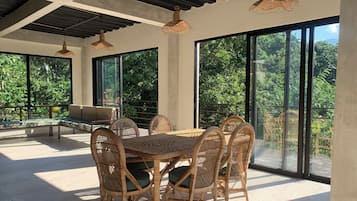 Cabana luxo, vista para a montanha | Sala de jantar