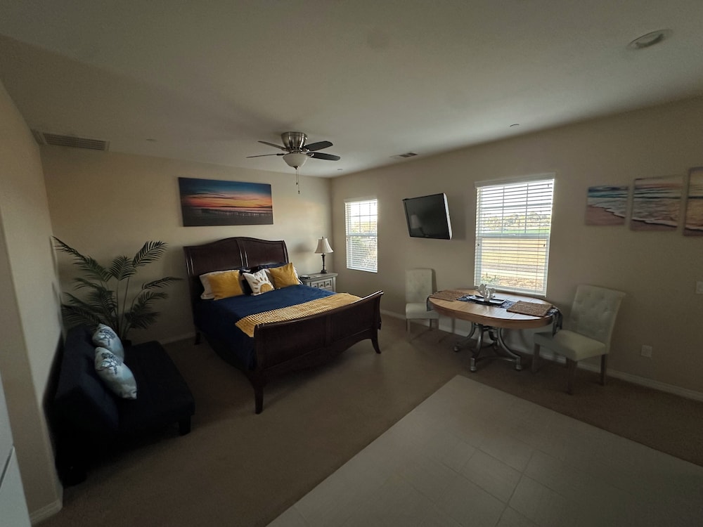 Relax in Style: Clean spacious Ventura studio for business or pleasure. - Ventura | Vrbo