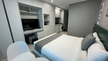 Quarto Duplo Standard, Vista para a cidade | Wi-fi grátis, roupa de cama fornecida