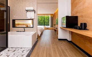 Quarto Twin Comfort, vista para a montanha | Casa de banho | Um secador de cabelo, chinelos, toalhas fornecidas, champô 