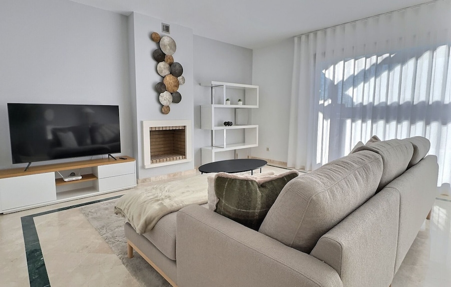 Beautiful Penthouse Apartment With Three Large Double Bedrooms - Manilva