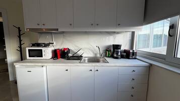 Apartamento, Vista para a cidade | Cozinha privada | Uma máquina de café expresso, uma cafeteira/bule, uma chaleira elétrica