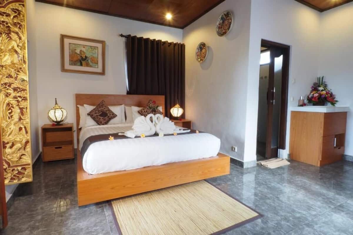 Quarto Básico, varanda | 1 quarto, secretária, secretária adequada para computadores portáteis