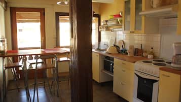 Apartamento | Cozinha privada | Geladeira, micro-ondas, fogão, lava-louças