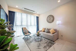 Apartamento de Luxo, 2 quartos, varanda, Vista para a cidade | Sala de estar | Televisor de ecrã plano de 40 polegadas com canais por cabo, Netflix 