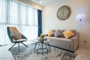 Apartamento de Luxo, 2 quartos, varanda, Vista para a cidade | Sala de estar | Televisor de ecrã plano de 40 polegadas com canais por cabo, Netflix 