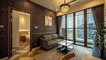 Apartamento Deluxe, 1 quarto, varanda, Vista para a cidade | Sala de estar | Televisor de ecrã plano de 40 polegadas com canais por cabo, Netflix