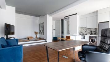 Apartamento de Luxo, varanda, Vista para a cidade | Sala de estar | TV de ecrã plano