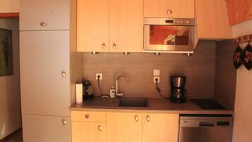 Apartamento | Cozinha privada | Um frigorífico, um micro-ondas, um forno, uma máquina de lavar louça