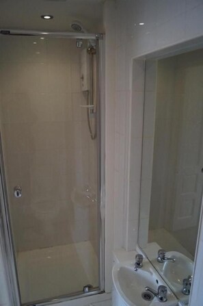 Apartamento | Casa de banho | Um polibã, artigos de higiene pessoal grátis, um secador de cabelo