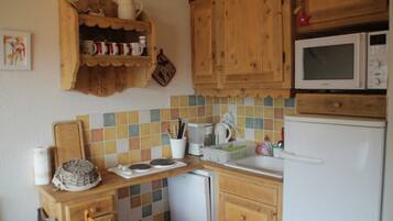 Apartamento | Cozinha privada | Um frigorífico, um micro-ondas, um forno, uma máquina de lavar louça