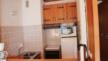 Apartamento | Cozinha privada | Geladeira, micro-ondas, fogão, cafeteira/chaleira