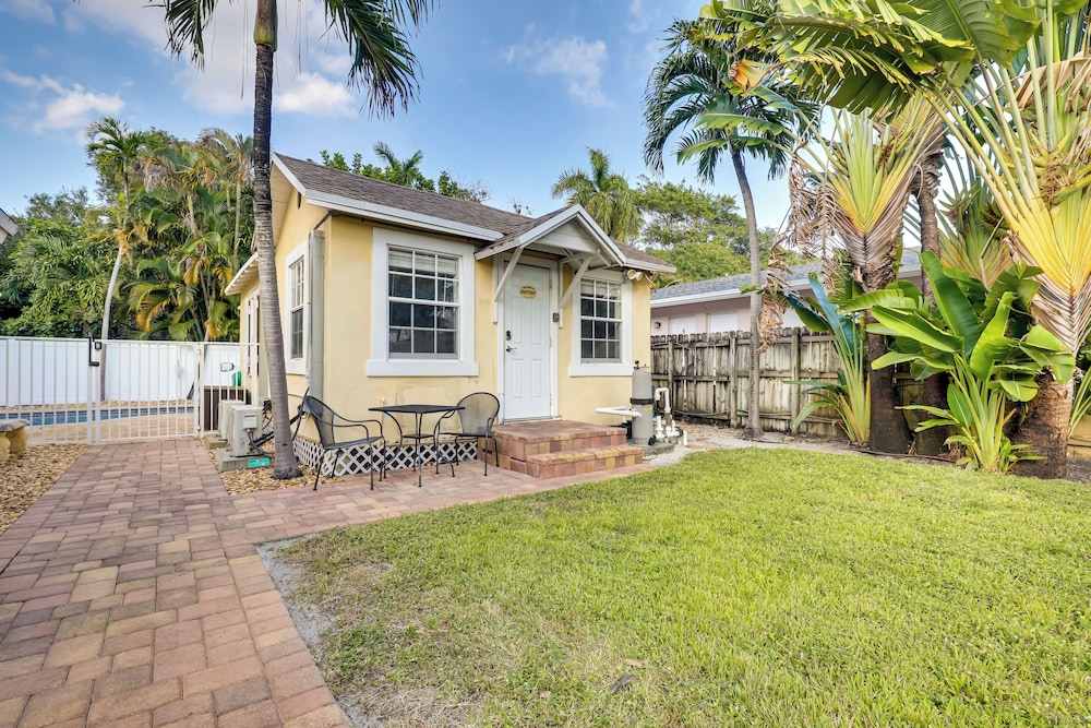 Shared Pool & Backyard: Small & Cozy Guest House - Sunrise, FL