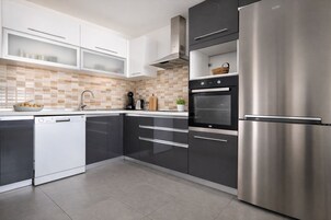 Apartamento Deluxe, varanda, Vista para a cidade | Cozinha privada | Uma máquina de café expresso, uma chaleira elétrica 