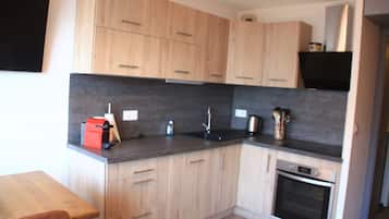 Apartamento | Cozinha privada | Um frigorífico, um forno, uma máquina de lavar louça