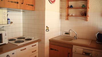 Apartamento | Cozinha privada | Um frigorífico, um micro-ondas, um forno, uma máquina de lavar louça