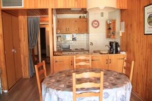 Apartamento | Cozinha privada | Geladeira, micro-ondas, fogão, lava-louças