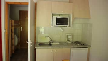 Casa | Cozinha privada | Um frigorífico, um forno, uma cafeteira/bule, uma chaleira elétrica