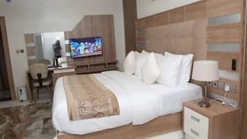 Apartamento Familiar, varanda, Vista para a cidade | 2 quartos, cofre com capacidade para portátil, secretária