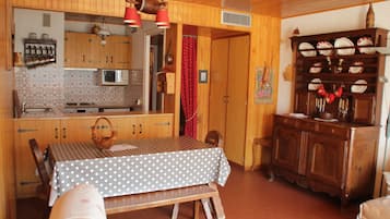 Apartamento | Cozinha privada | Geladeira, micro-ondas, fogão, lava-louças