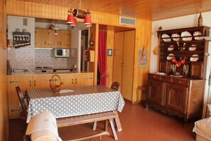 Apartamento | Cozinha privada | Geladeira, micro-ondas, fogão, lava-louças