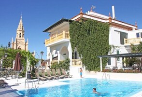 Piscina externa, funciona das 12h30 às 19h30, guarda-sóis