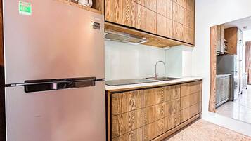 Estúdio Empresarial, 1 cama de casal, Vista para a cidade | Cozinha privada | Um frigorífico, um micro-ondas