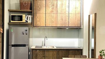 Estúdio Deluxe, 1 cama de casal, vista para o jardim | Cozinha privada | Um frigorífico, um micro-ondas