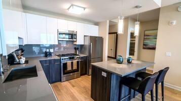 Apartamento Familiar, cozinha | Cozinha privada | Um frigorífico/congelador grande, um micro-ondas, um forno