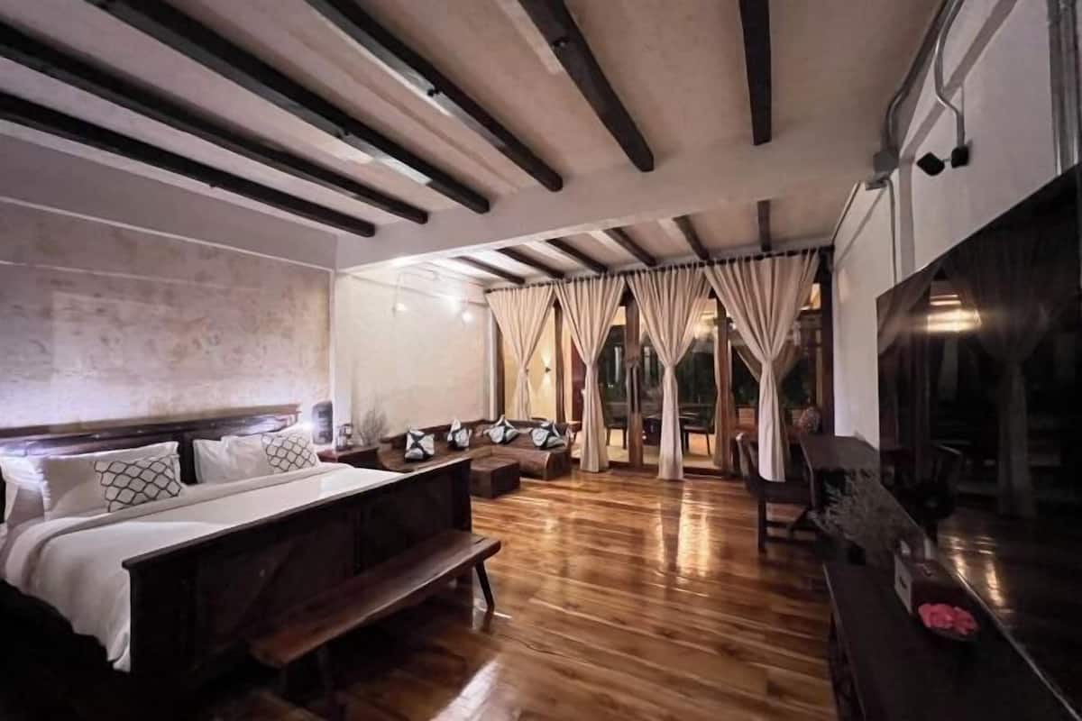 Minibar, cofre no quarto, secretária, cortinas/cortinados opacos 