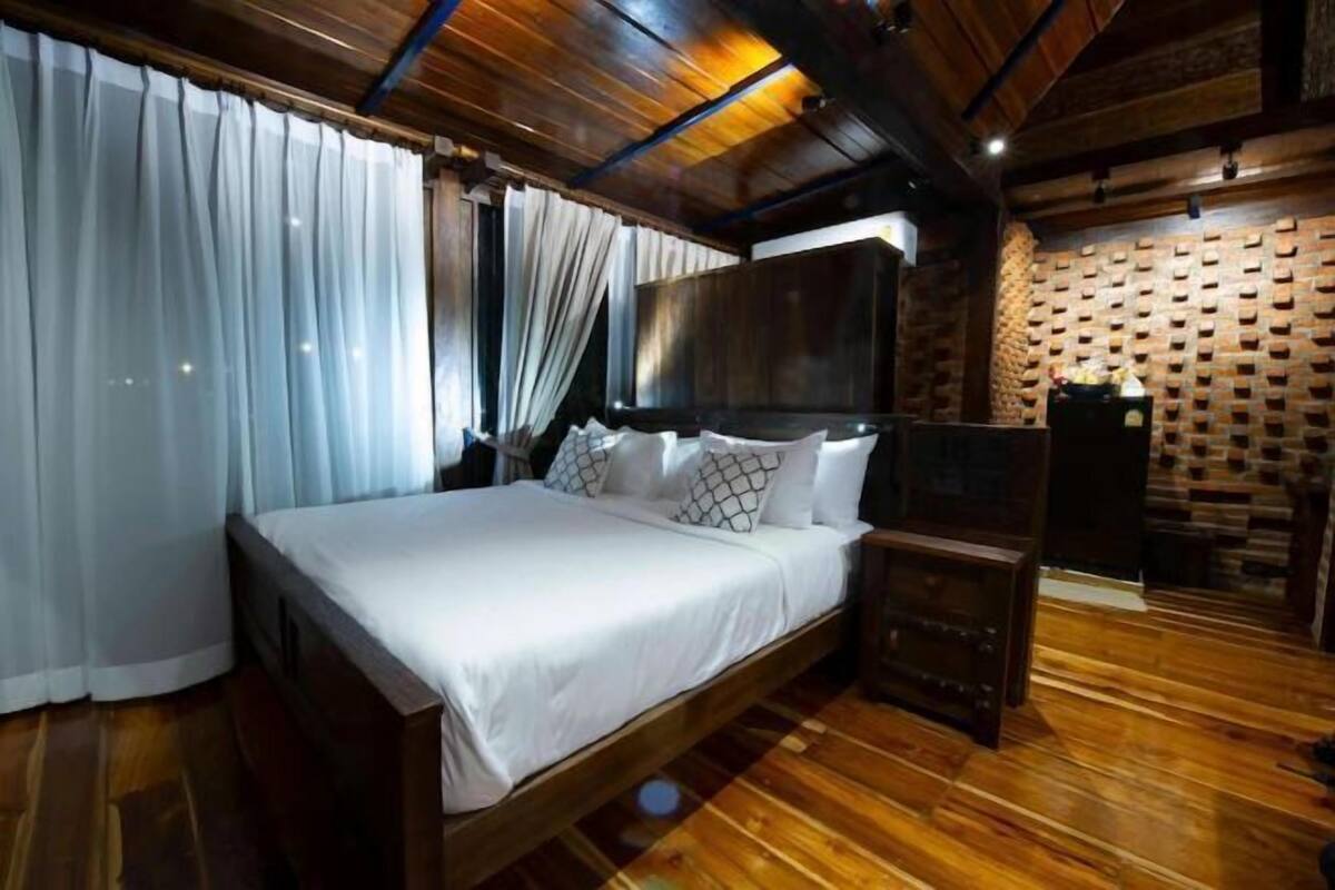 Minibar, cofre no quarto, secretária, cortinas/cortinados opacos 