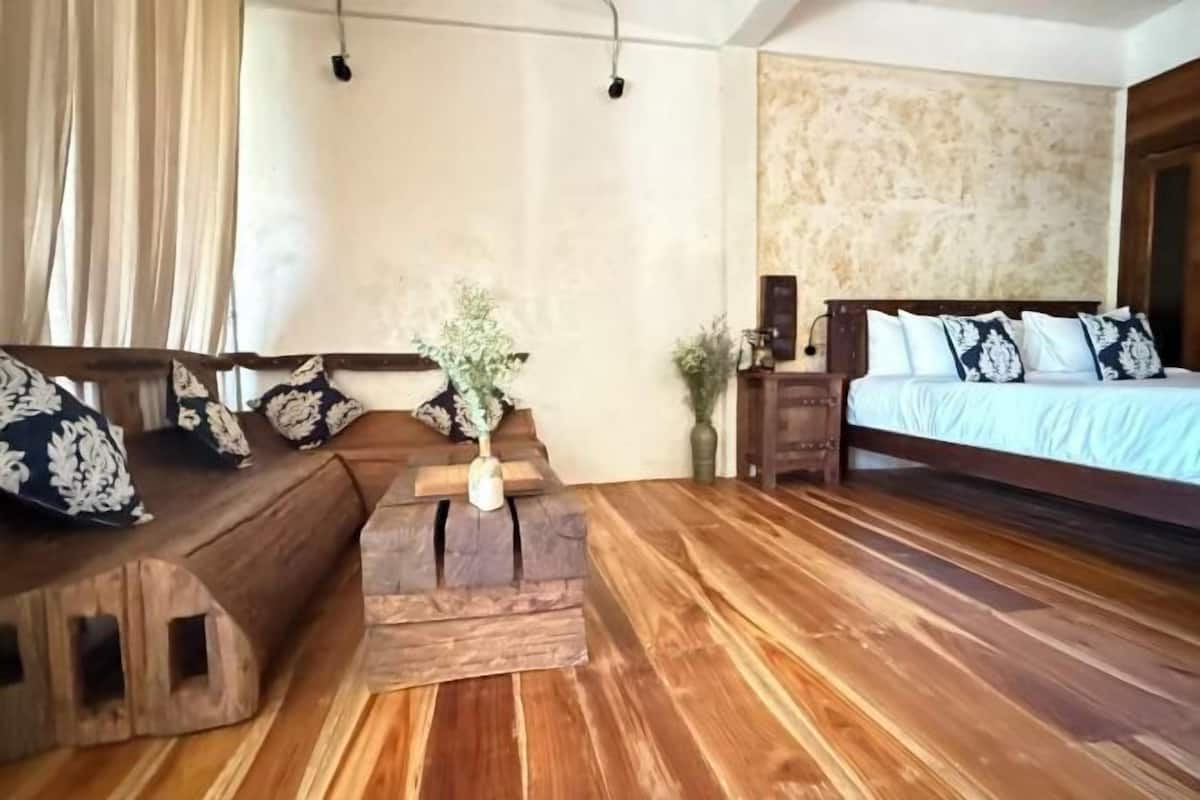 Minibar, cofre no quarto, secretária, cortinas/cortinados opacos 