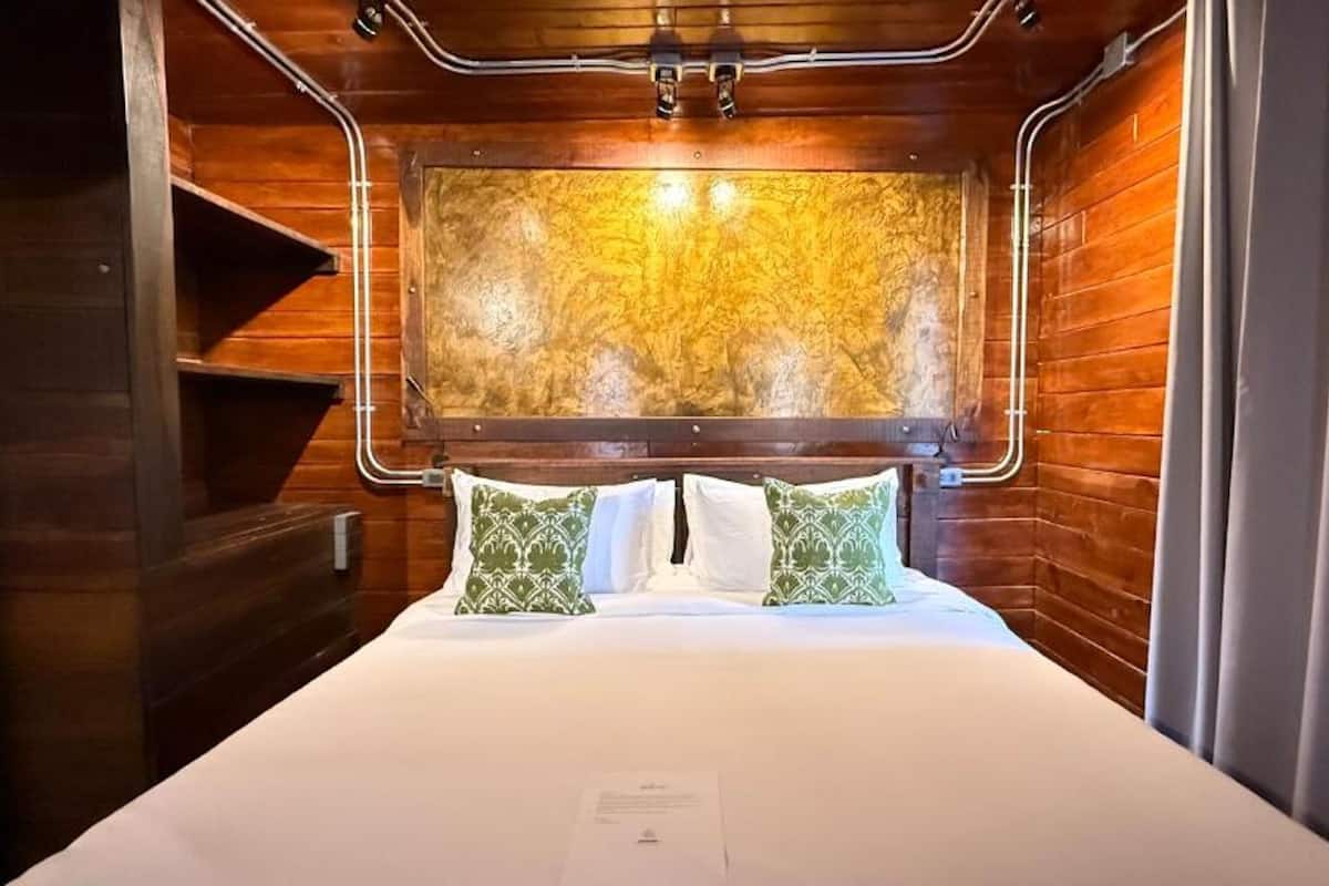 Minibar, cofre no quarto, secretária, cortinas/cortinados opacos 