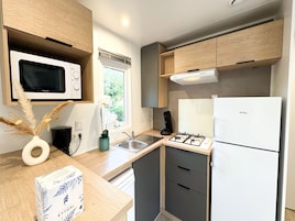 Trailer família, 3 quartos, ar-condicionado | Cozinha privada | Máquina de café expresso, chaleira elétrica, cadeirão de bebê