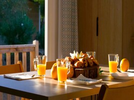 Trailer família, 3 quartos, ar-condicionado | Área de estar | TV LCD 80 cm com canais digitais