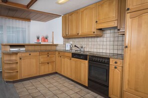 Apartamento Familiar em Condomínio Fechado, varanda, vista para a montanha | Cozinha privada | Uma chaleira elétrica