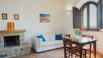 Apartamento Executivo, 1 cama de casal, ar condicionado | Sala de estar | TV de ecrã plano