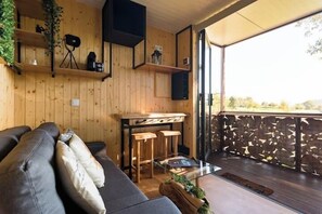 Bungalow Romântico, cozinha, vista para o jardim | Sala de estar | TV de ecrã plano