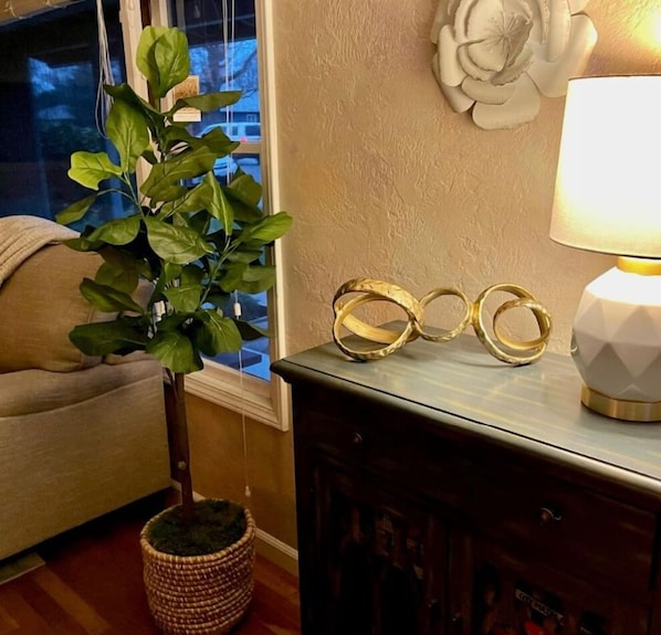 Central 3-bedroom House In Redding With Pool & Vintage Bar Room - Shasta Lake, CA