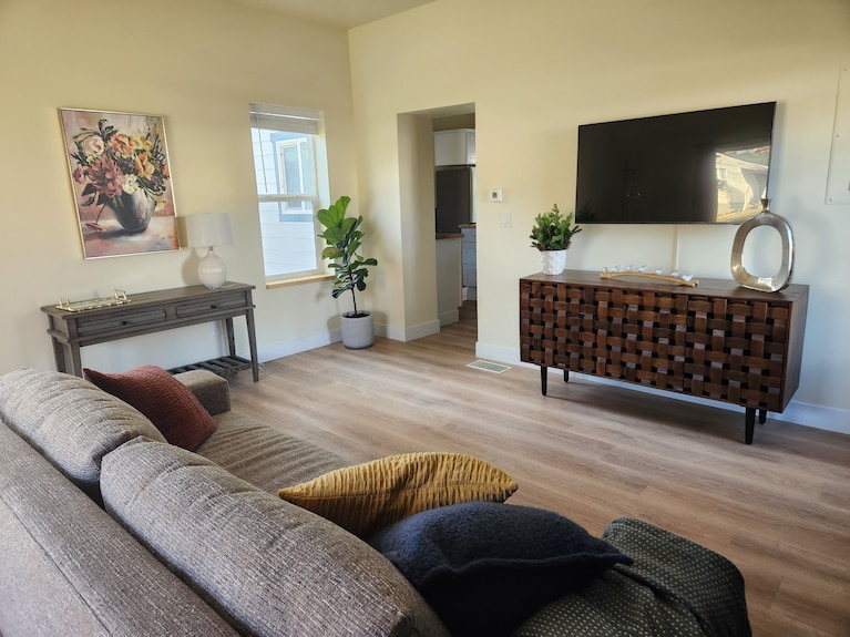 A House In The Heart Of Logan With Shops, Restaurants, And Experiences Near. - Logan