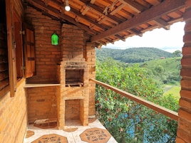 Quarto casal superior, varanda coberta, vista para a colina | Individualmente decorados, espaço de trabalho para notebook