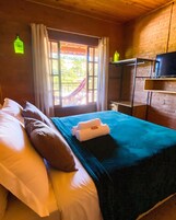 Quarto quádruplo superior, varanda coberta, vista para a colina | Individualmente decorados, espaço de trabalho para notebook