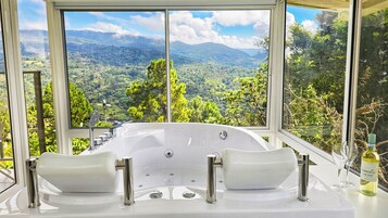 Suíte superior, 1 cama King, vista para o vale, ao lado da montanha | Banheira de hidromassagem particular
