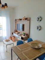 Apartamento premium, acesso à piscina, vista para a praia | Área de estar | Smart TV 32 polegadas com canais digitais, Netflix, filmes pagos