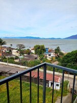 Apartamento premium, acesso à piscina, vista para a praia | Varanda coberta