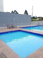 Apartamento premium, acesso à piscina, vista para a praia | Piscina | Piscina externa, espreguiçadeiras