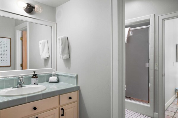 Wellsona Vineyard Retreat + Pool, Hot Tub, Views Main Home + Guest Home - Paso Robles, CA