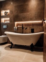 Suite, 1 quarto, banheira, vista para o pátio | Casa de banho | Um secador de cabelo, toalhas fornecidas, sabão, champô 