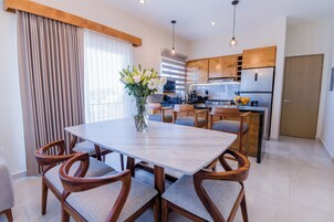 Apartamento luxo, 2 quartos | Cozinha privada | Geladeira grande, micro-ondas, cooktop, liquidificador